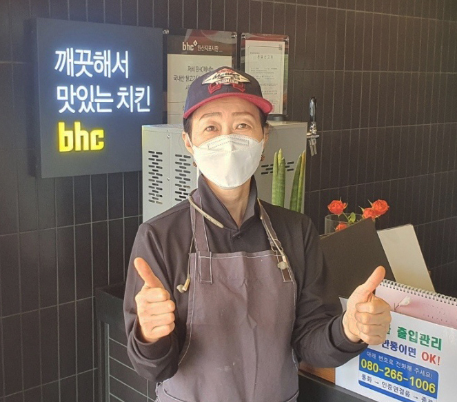 bhc치킨 가맹점 연평균 매출 5억 원…공간 늘리고 새 장비 들여 신발끈 매주는 '상생경영' - SBS Biz