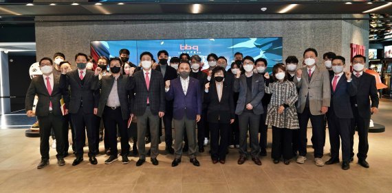 BBQ, 리그오브레전드 롤파크에 복합문화공간 개장 - SBS Biz