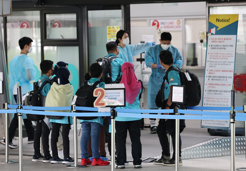 내일부터 입국 방역 강화…입국 1일차에 PCR 검사 - SBS Biz