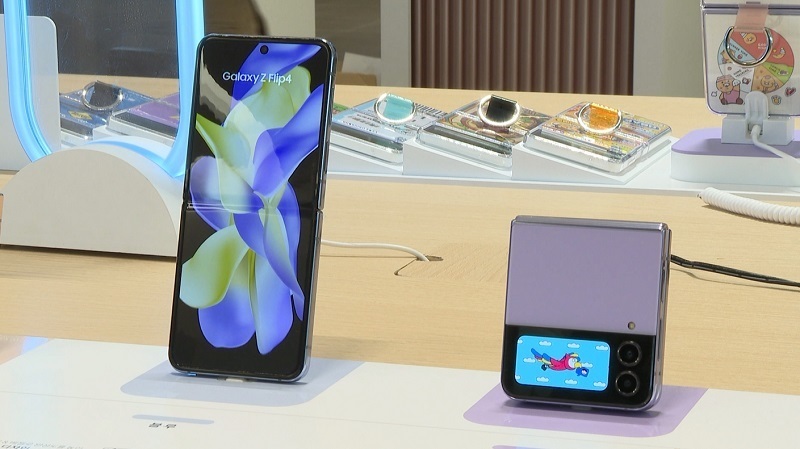 "MZ세대 사로잡았다" 갤럭시Z4·아이오닉6 예판 신기록 - SBS Biz