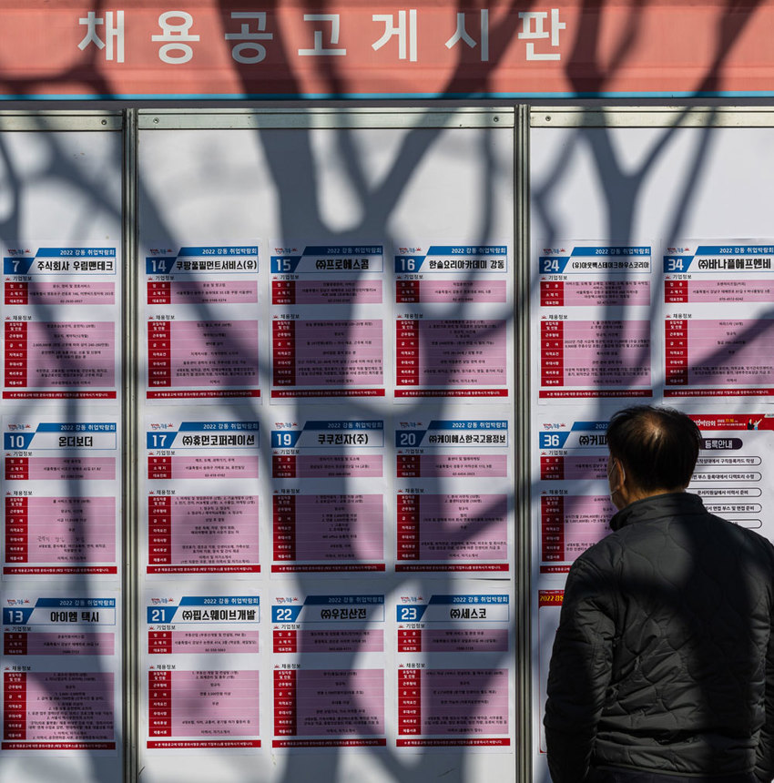 2분기 임금근로자 62.8만개 증가…절반 가량은 60대 이상 - SBS Biz