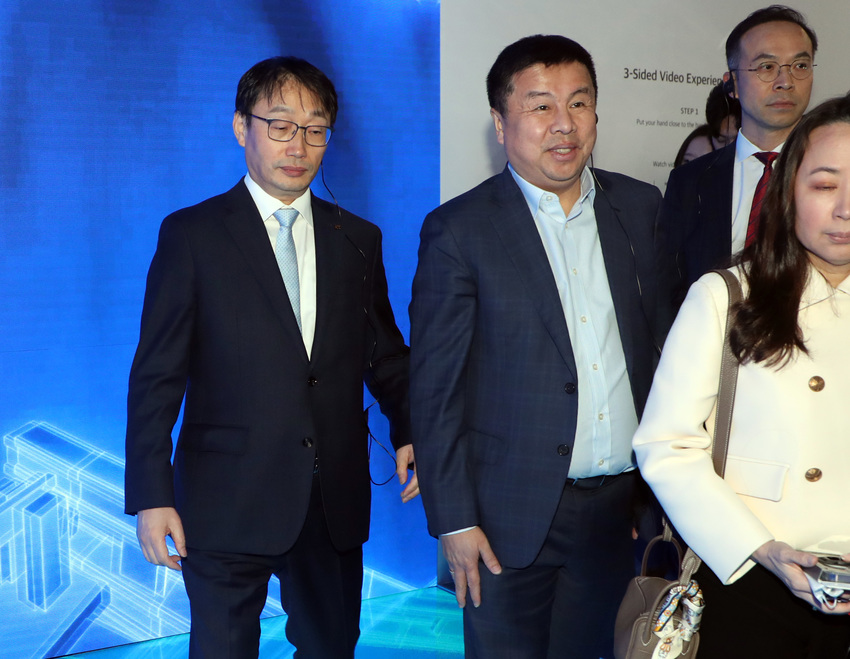 [MWC2023] 구현모, KT 떠나며 '디지코 성과' 소개…후임 인사엔 '묵묵' - SBS Biz