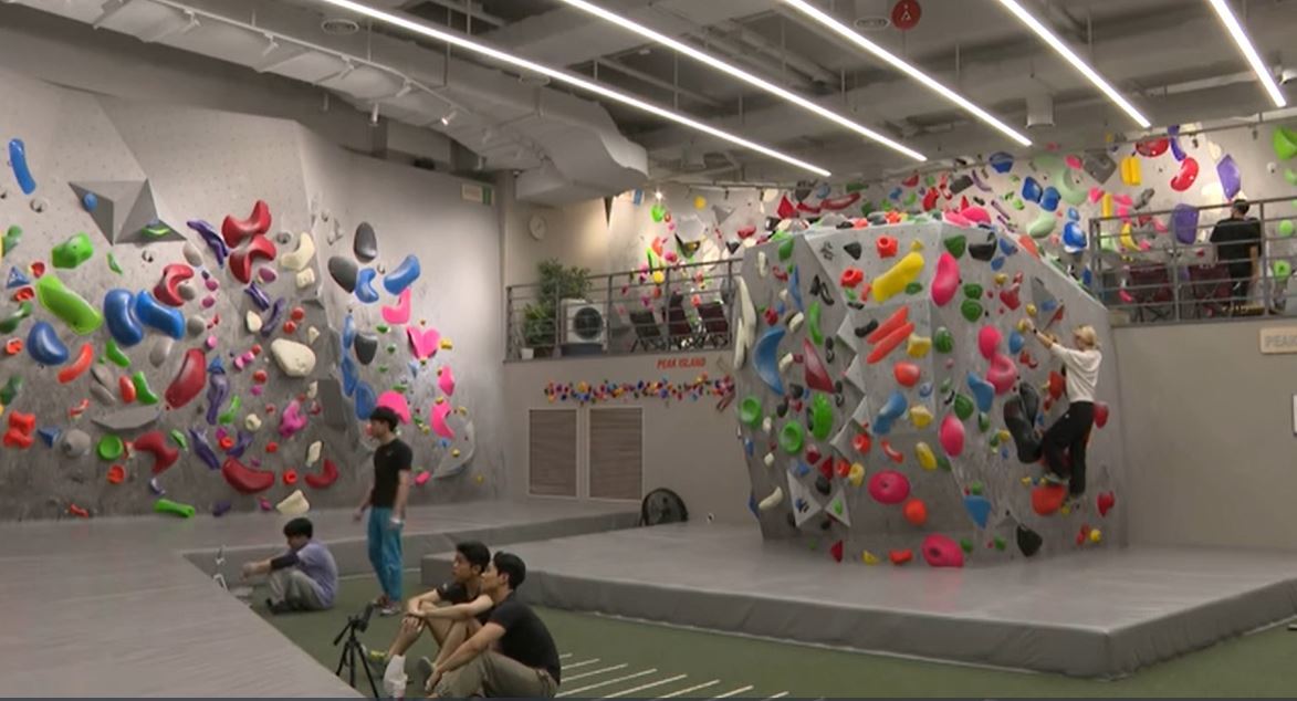 "이래도 안 와?"…CGV·롯시, 요즘은 영화보다 '이것' - SBS Biz