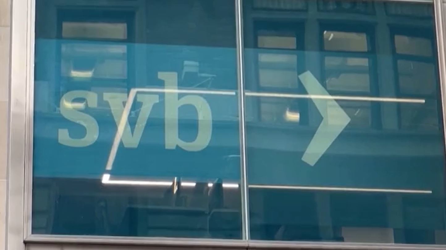 美 정부, SVB·시그니처 은행 '전액 예금 보호'…"은행 구제는 아냐" - SBS Biz