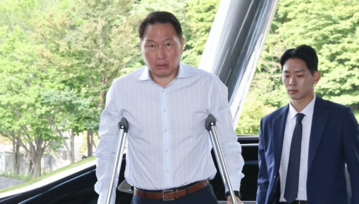 SK그룹 CEO들 머리 맞대…'미·중 갈등 속 반도체 생존법' 논의 - SBS Biz