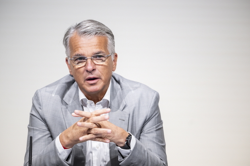 UBS, CS 인수한 뒤 순이익 '쑥'…헐값 인수 논란 재점화 - SBS Biz