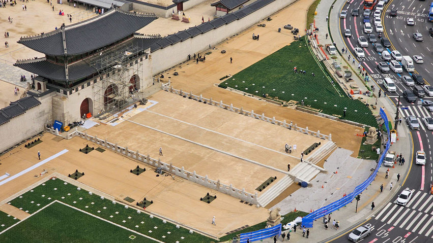 '임금의 길' 나도 걸어볼까…광화문 월대 100년 만에 공개 - SBS Biz