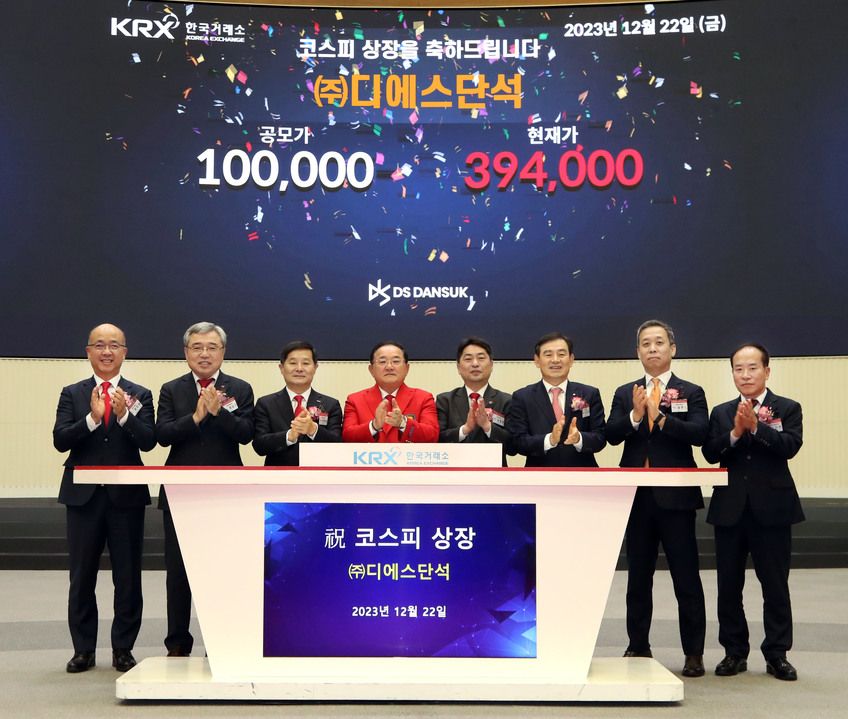 DS단석, 올해 3번째 '따따블'…상장 첫날 주가 300% 상승 - SBS Biz