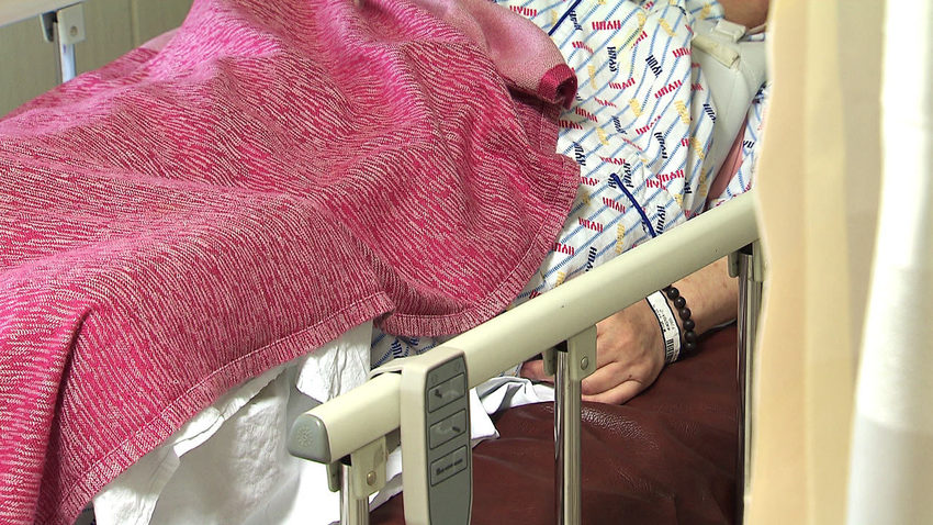 한국 40대, 50대는 누가 돌보나?…간병 월 370만원, 양육 월 72만원 - SBS Biz