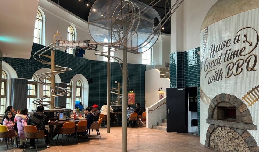 롤러코스터로 치킨 서빙…BBQ, 롯데월드 부산에 푸드드롭 매장 - SBS Biz