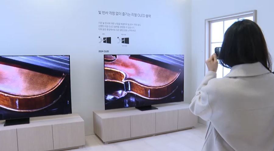 '적과의 동침' 불사한 TV 전쟁…삼성·LG 맞붙는다 - SBS Biz