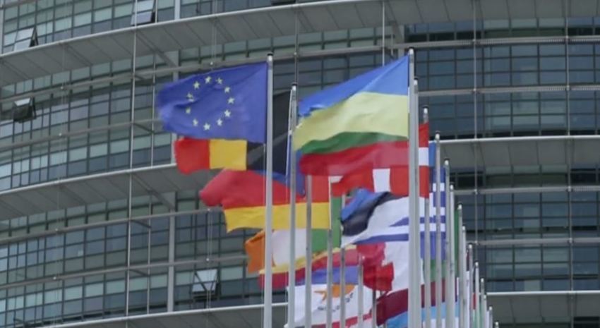 [글로벌 비즈] EU, 세계 첫 AI법 가결…연말부터 순차 시행 - SBS Biz