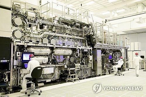 네덜란드, ASML 구형 노광장비 수출 직접 통제…추가 확대 시사 - SBS Biz