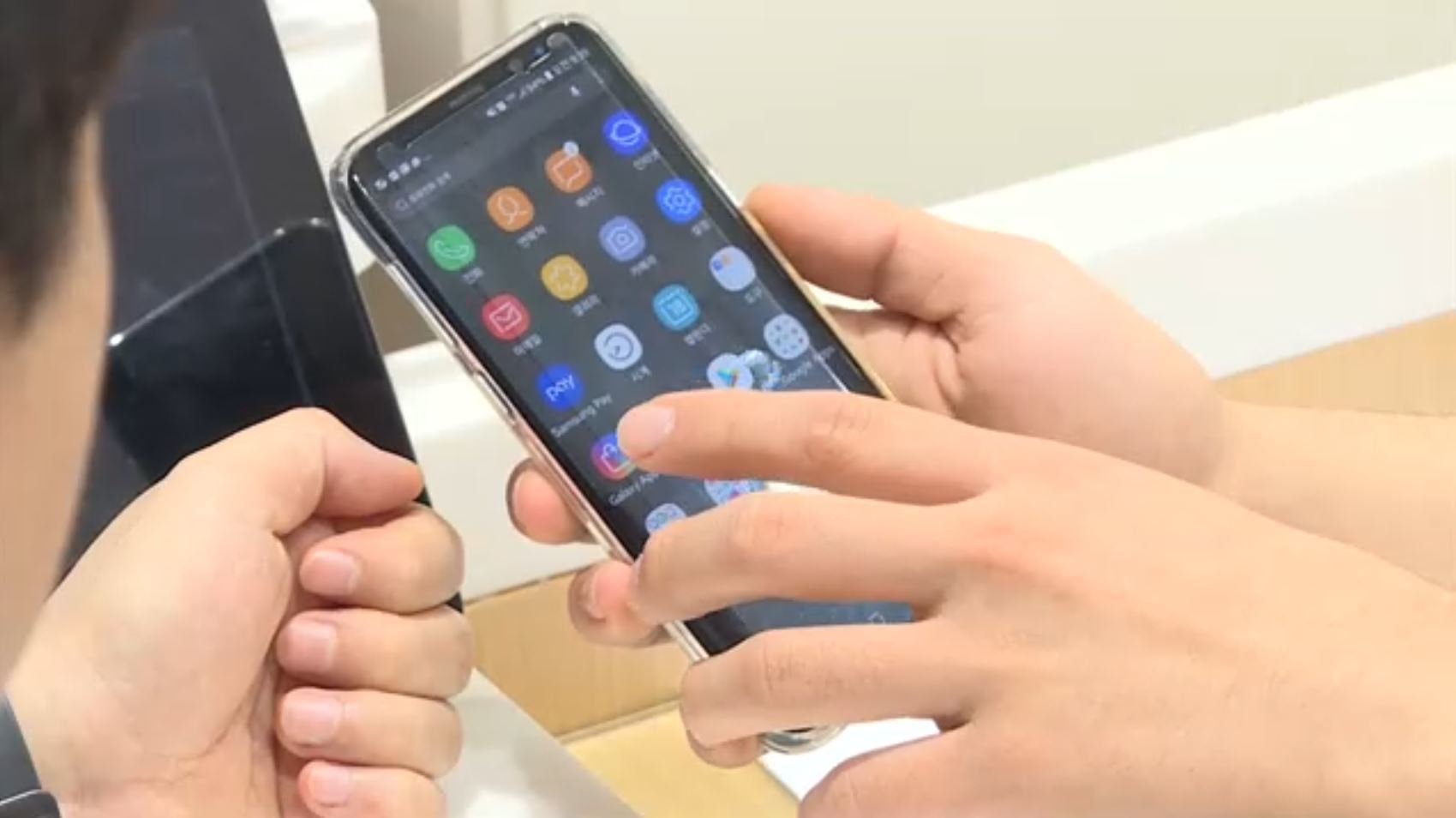 "어르신, 폰 무료로 바꿔드려요"…33% 약정과 달랐다 - SBS Biz