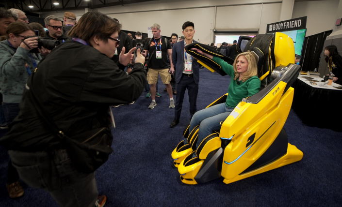 CES에 트랜스포머 등장?…바디프랜드, AI헬스로봇 공개 - SBS Biz