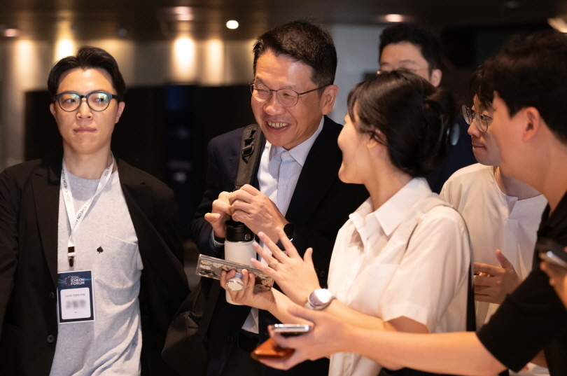 최창원 "질문 회피 않고 해법 찾아야"…SK CEO들에 당부 - SBS Biz