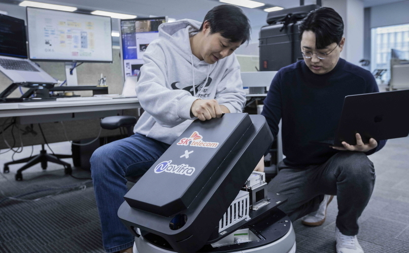 SKT, MWC서 건설현장 보조 로봇·피싱 예방 기술 공개 - SBS Biz