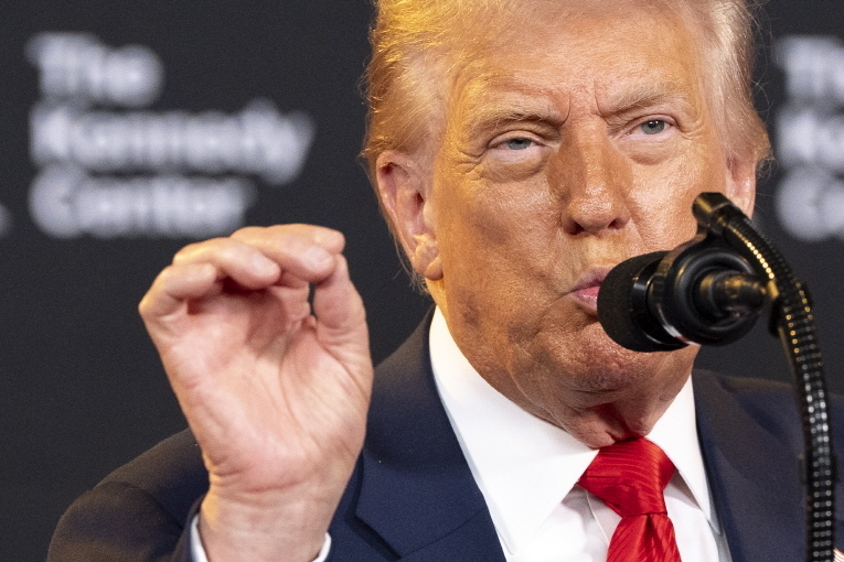 [글로벌 비즈 브리핑] 금리 내리라더니…트럼프, 취임 이후 1천억원대 채권 매입 外 - SBS Biz