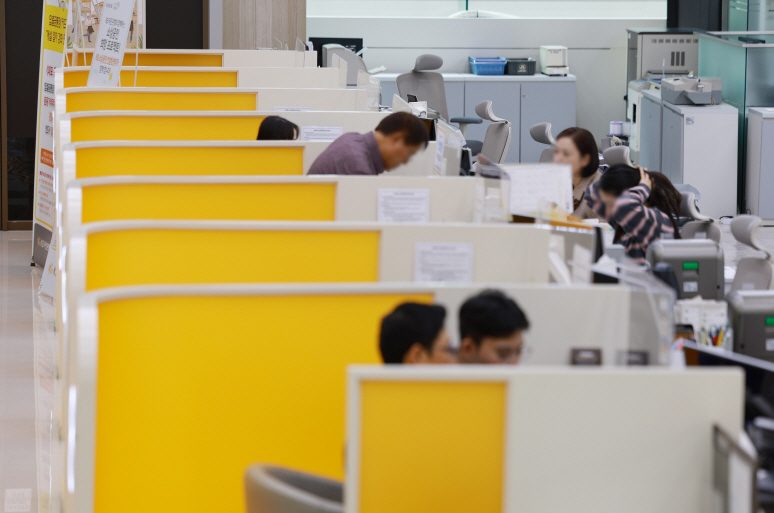 4대 은행 가계대출 창구 닫힌다…이미 목표치 33% 초과