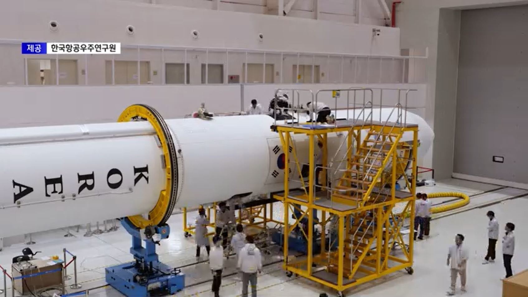 누리호 발사대로 이송 완료…민간 우주시대 '성큼'